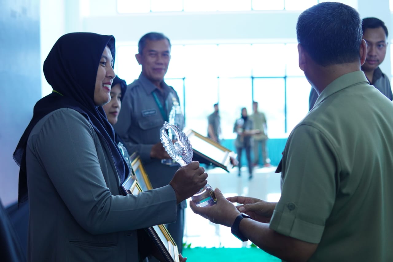 Perpustakaan Unjaya Menerima Penghargaan dari YKEP